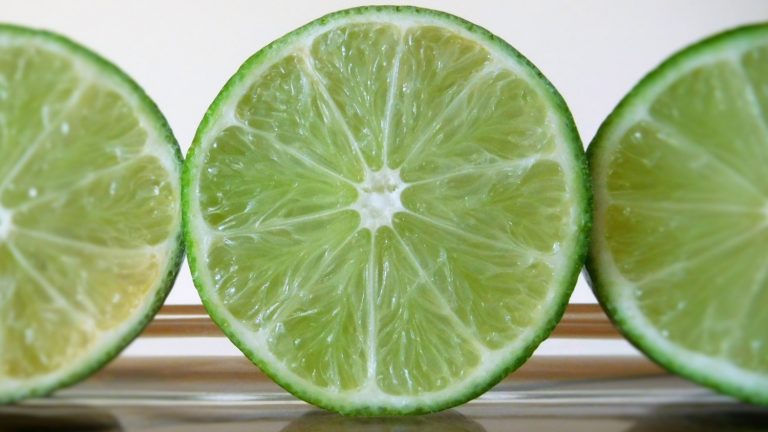 8 Reasons Why You Have Green Lemons & What To Do With Them