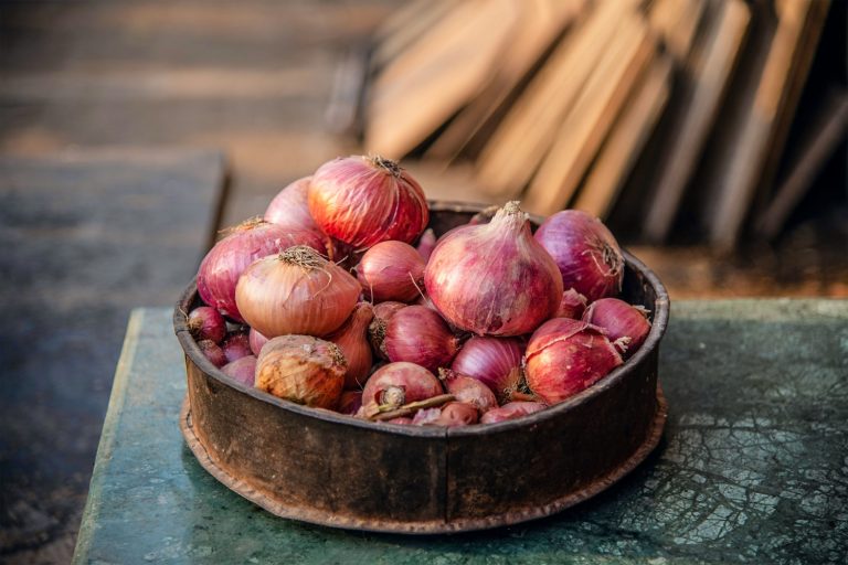 How Can You Tell When To Harvest Red Onions?
